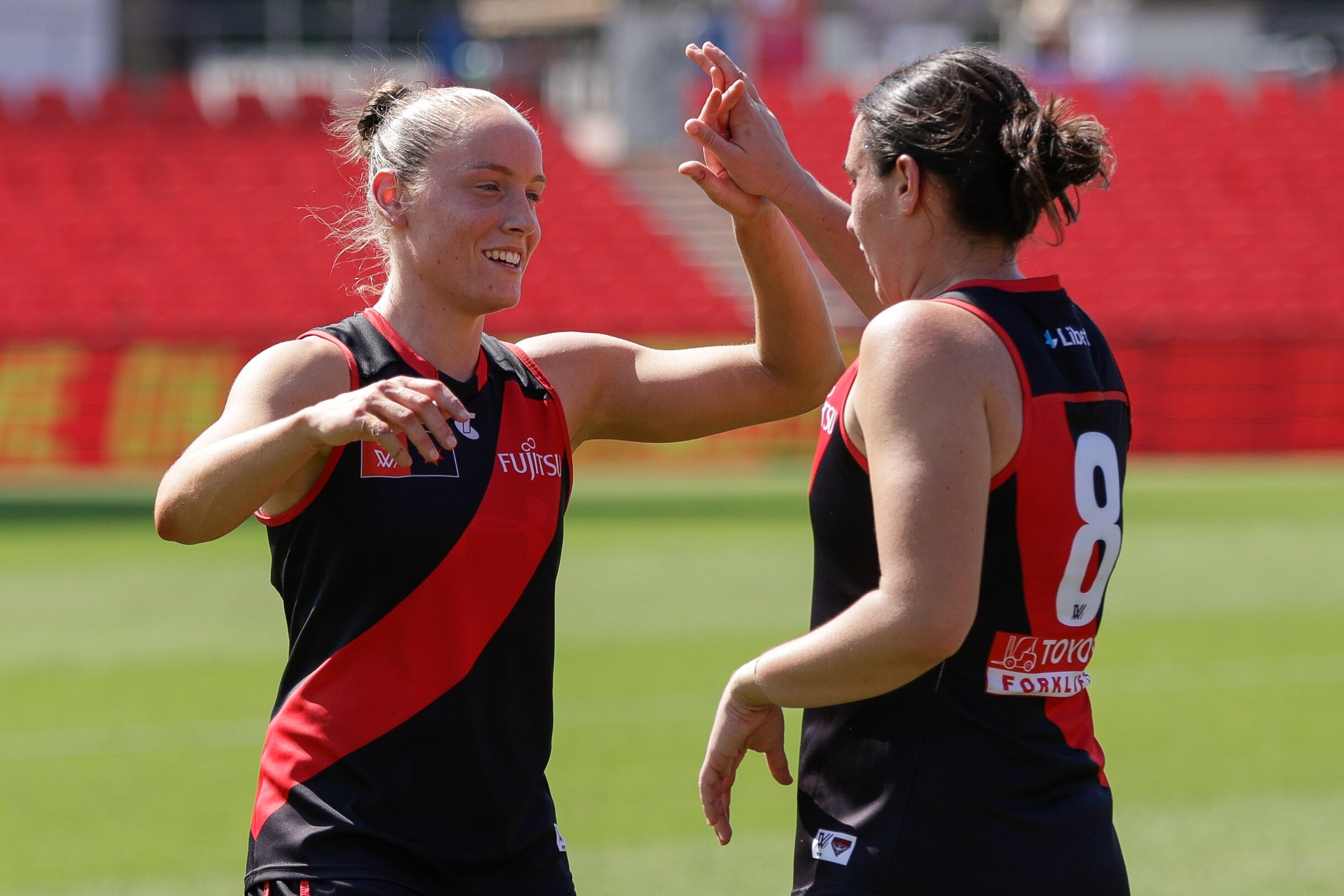 Bombers hold off Suns to fly into top eight