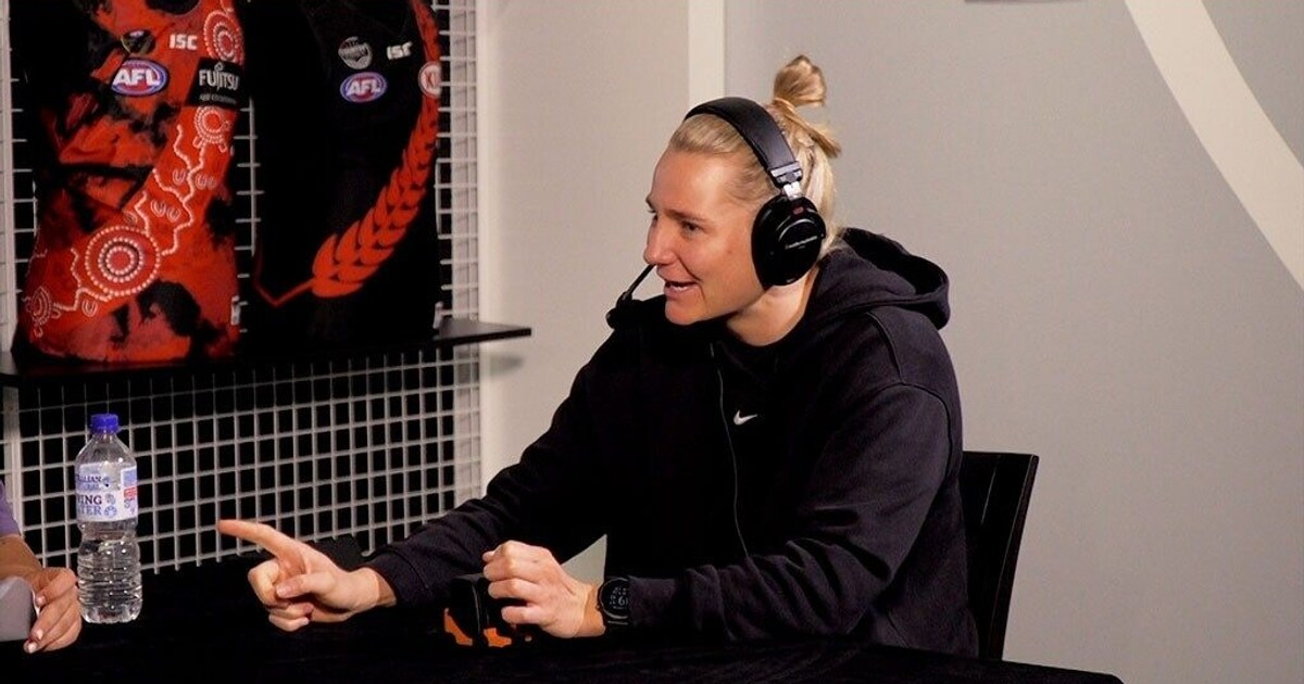 Bonnie T & Maddy P | Jacqui and her beach shoes