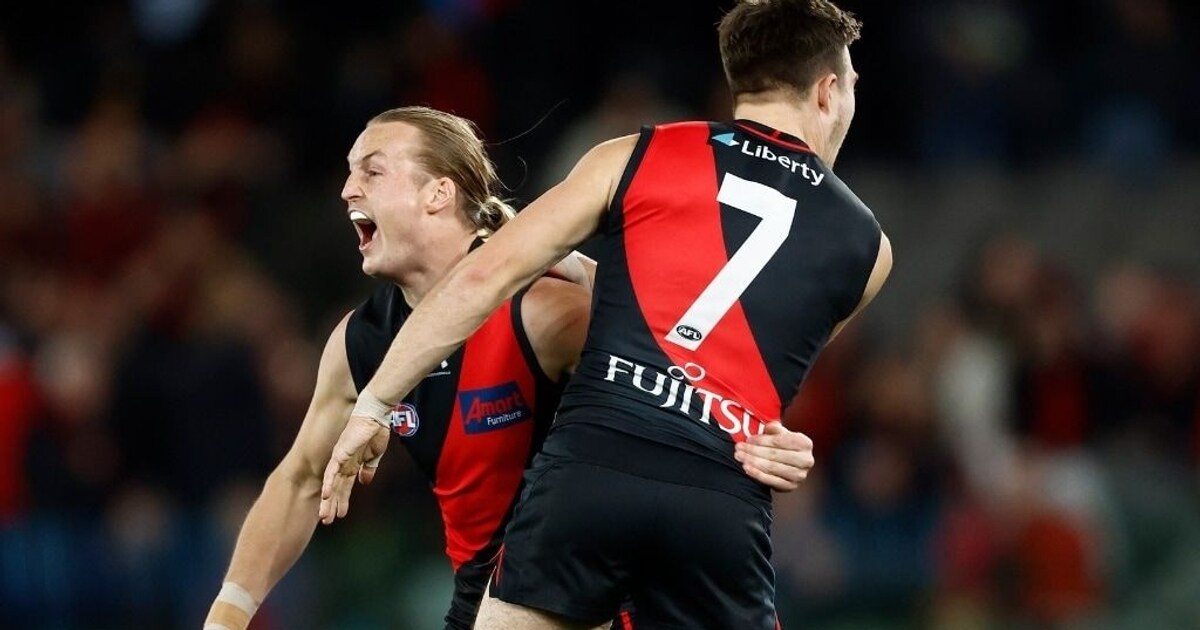 Rd 17 | Redman slams through huge running bomb in opening seconds